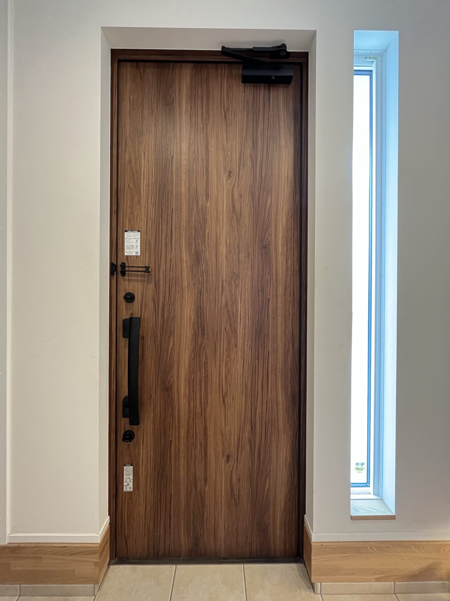 【玄関ドア】LIXIL（リクシル）ジエスタ2｜断熱性能（K2）とリアルな木目（チーク浮造り調） | UCHIの平屋