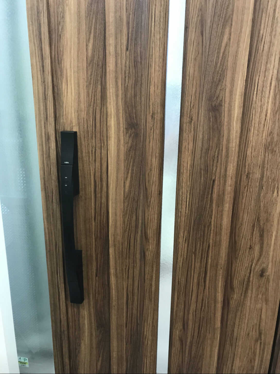 【玄関ドア】LIXIL（リクシル）ジエスタ2｜断熱性能（K2）とリアルな木目（チーク浮造り調） | UCHIの平屋