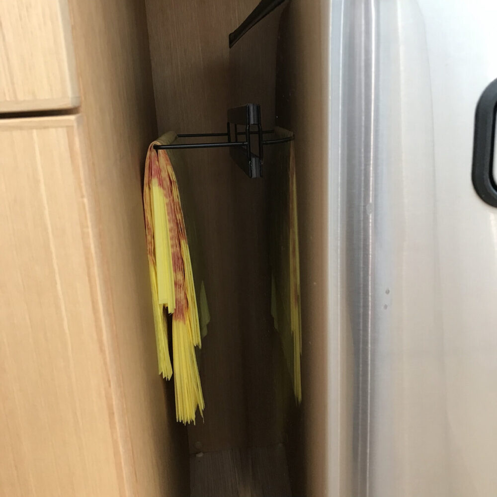 【45Lのゴミ袋収納】100均のマグネットホルダーで解決！ | UCHIの平屋