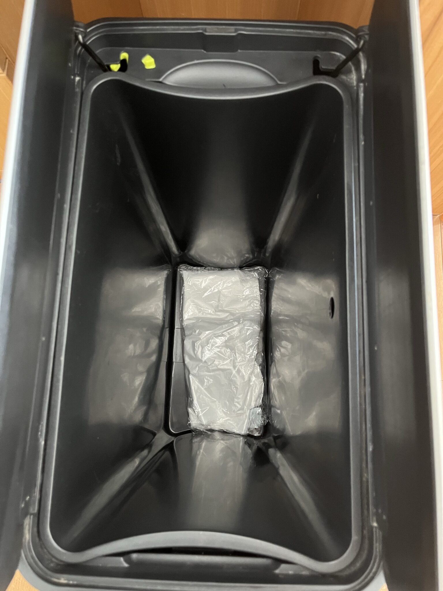 【45Lのゴミ袋収納】100均のマグネットホルダーで解決！ | UCHIの平屋