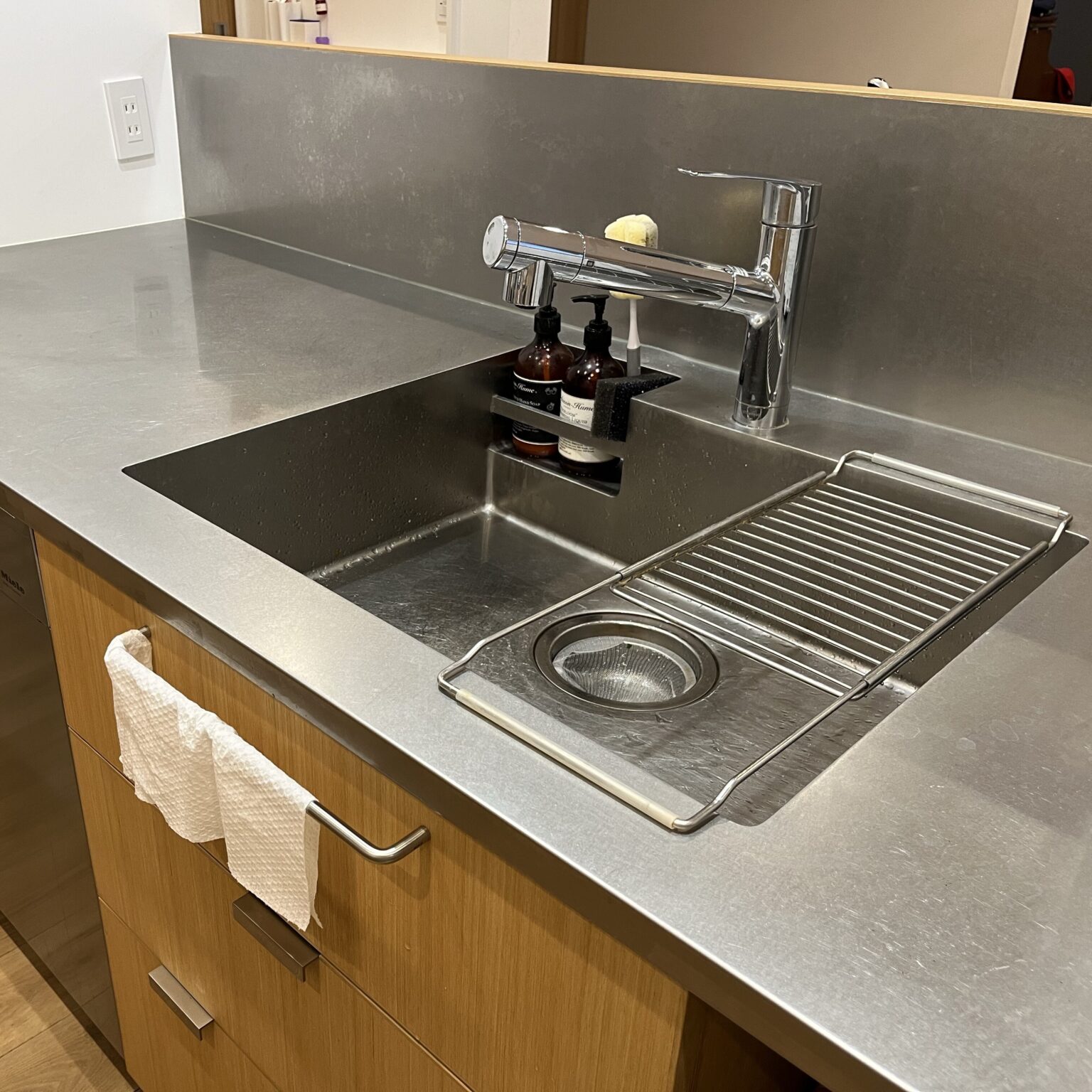 箱買いペットボトル500ml24本の収納アイデア/キャスター付き3段ワゴン山善バスケットトローリーがおすすめ！ | UCHIの平屋