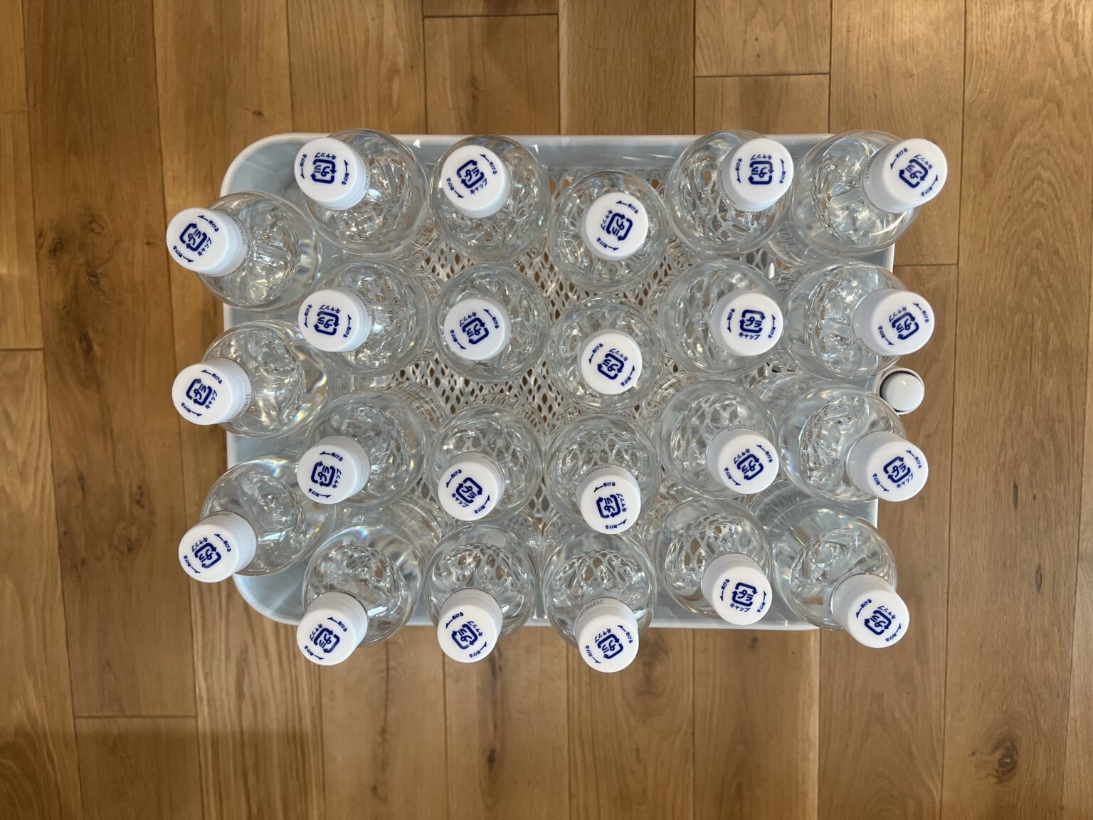 箱買いペットボトル500ml24本の収納アイデア/キャスター付き3段ワゴン山善バスケットトローリーがおすすめ！ | UCHIの平屋