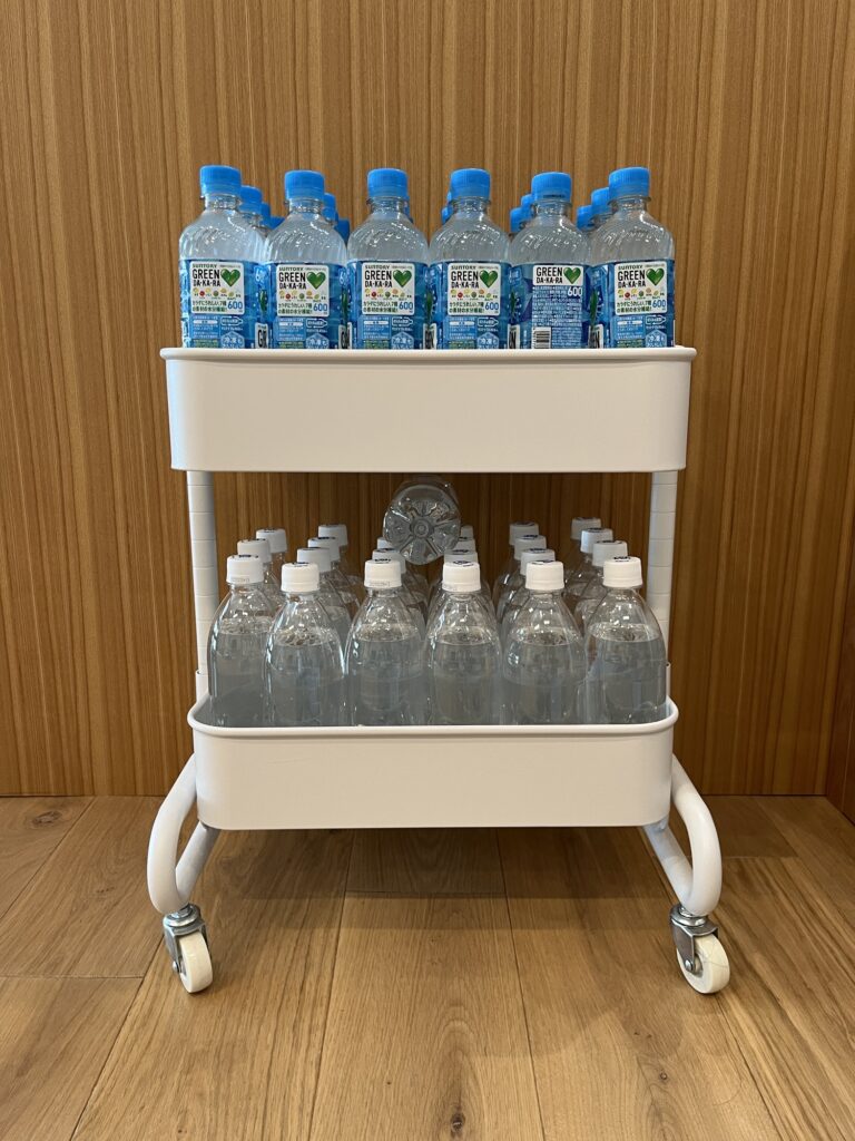 箱買いペットボトル500ml24本の収納アイデア/キャスター付き3段ワゴン山善バスケットトローリーがおすすめ！ | UCHIの平屋