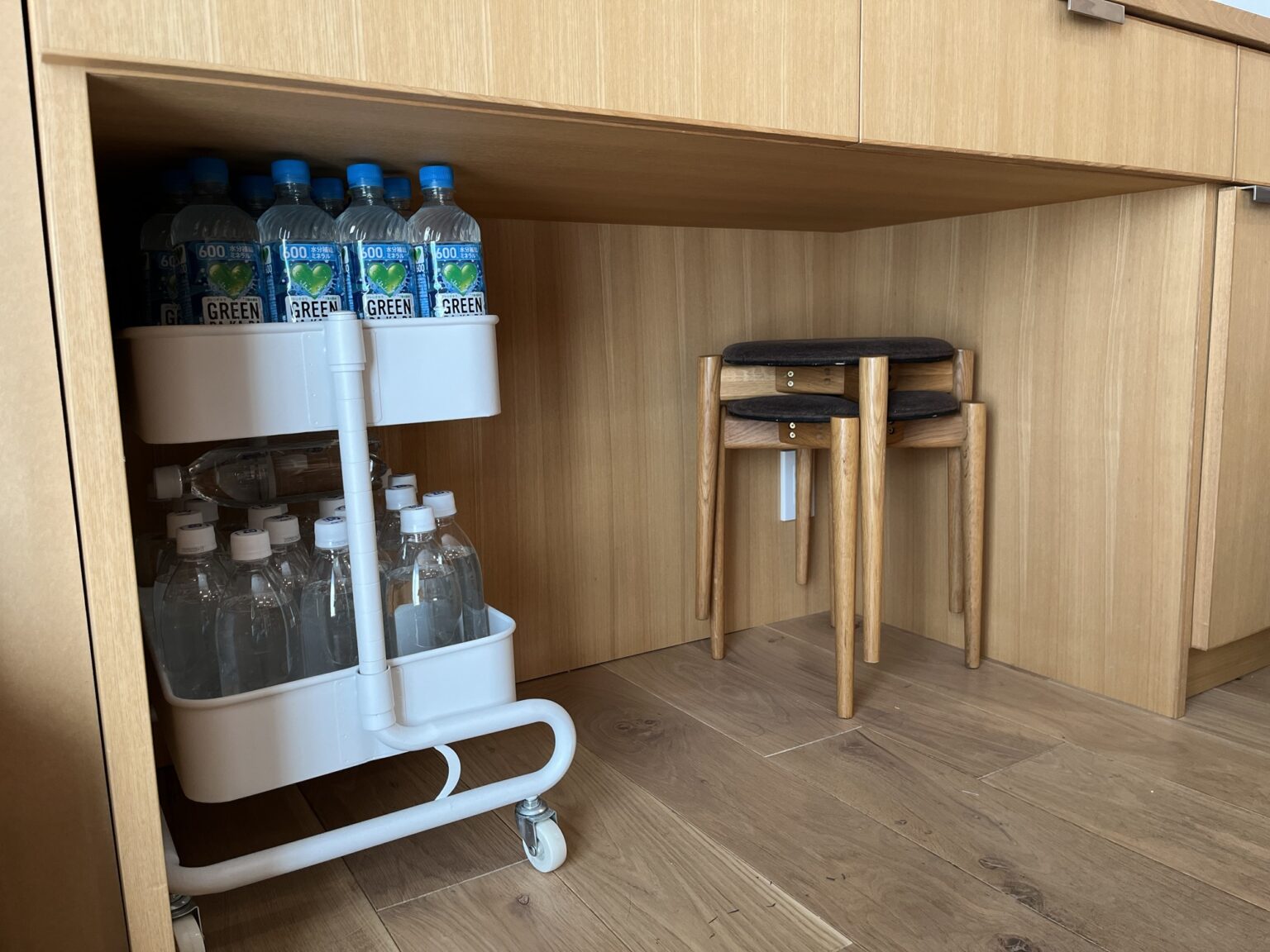 箱買いペットボトル500ml24本の収納アイデア/キャスター付き3段ワゴン山善バスケットトローリーがおすすめ！ | UCHIの平屋